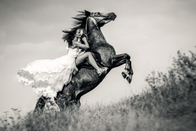 Bride in wedding dress riding a horse - 54ka [photo blog]