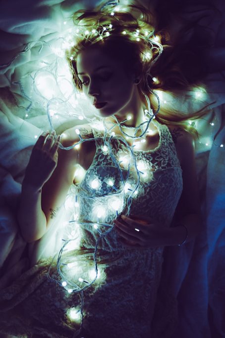 Art portrait of a girl on lighting background - 54ka [photo blog]